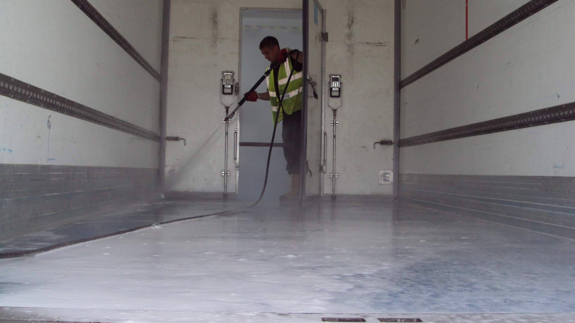 Commercial Vehicle Cleaning Company | Truckleen